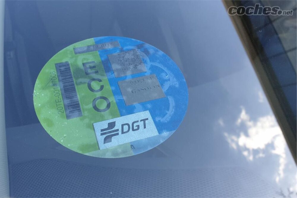 Etiquetas de la DGT, ¿es obligatorio llevarlas visibles?